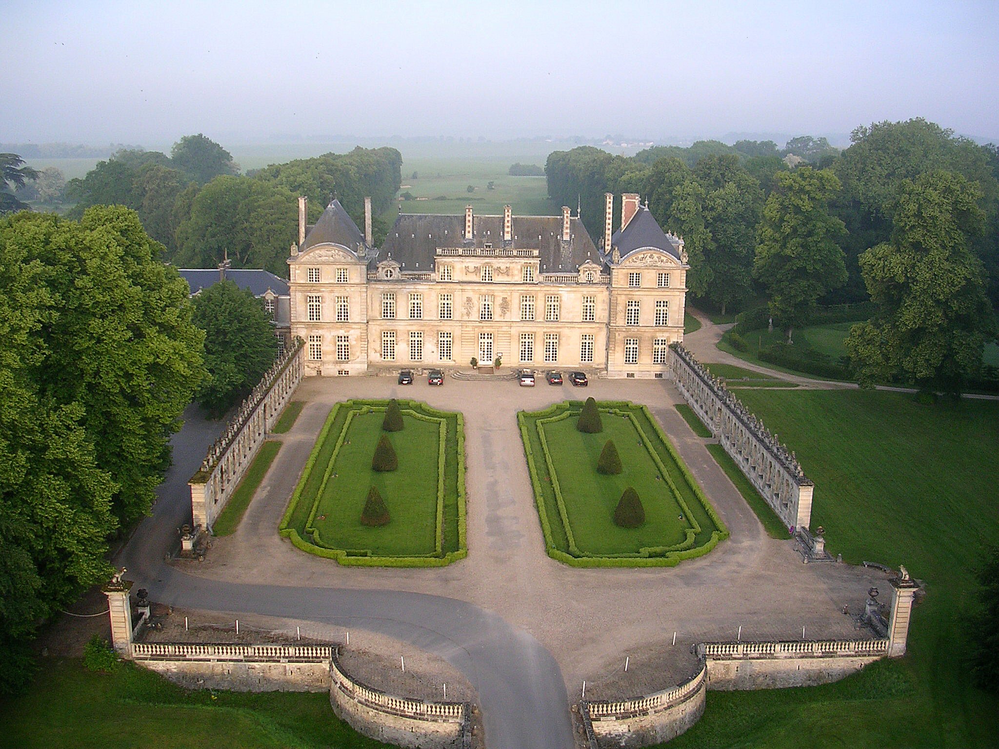 Cabanes des grands chênes. Château du raray. Oise | La Femme Qui Marche