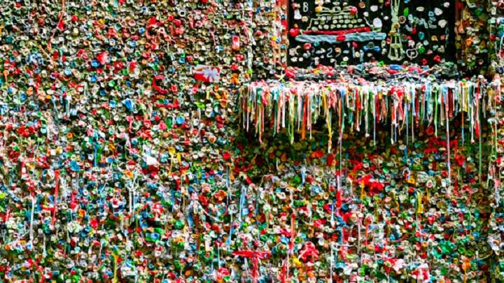 Seattle nettoie son mur de chewing gums. | La Femme Qui Marche